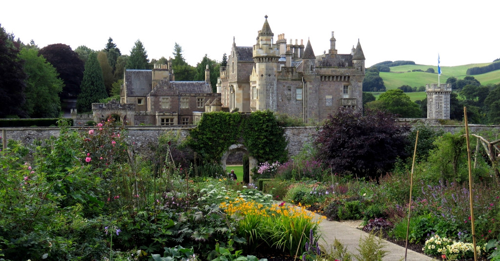 Dickins Top 5: TV Shows Filmed in Edinburgh - Dickins