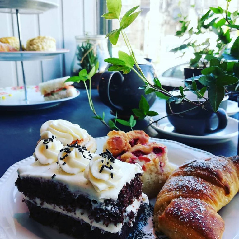 The Best Places for Cake in Edinburgh - social distancing edition - Dickins