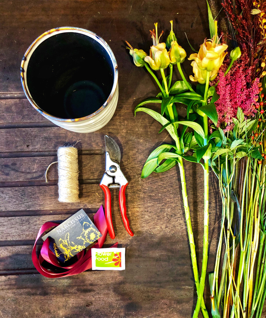 Guide: How to create a flower arrangement for your home (with video)